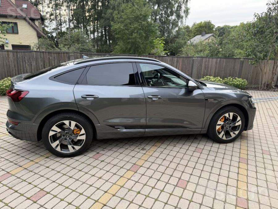 Grey Audi E-Tron 2021 in Riga, with an engine capacity of 0.00 L and mileage of 124 thousand km for 28500 €, photo 11 on AUTOMOTO.COM.LV