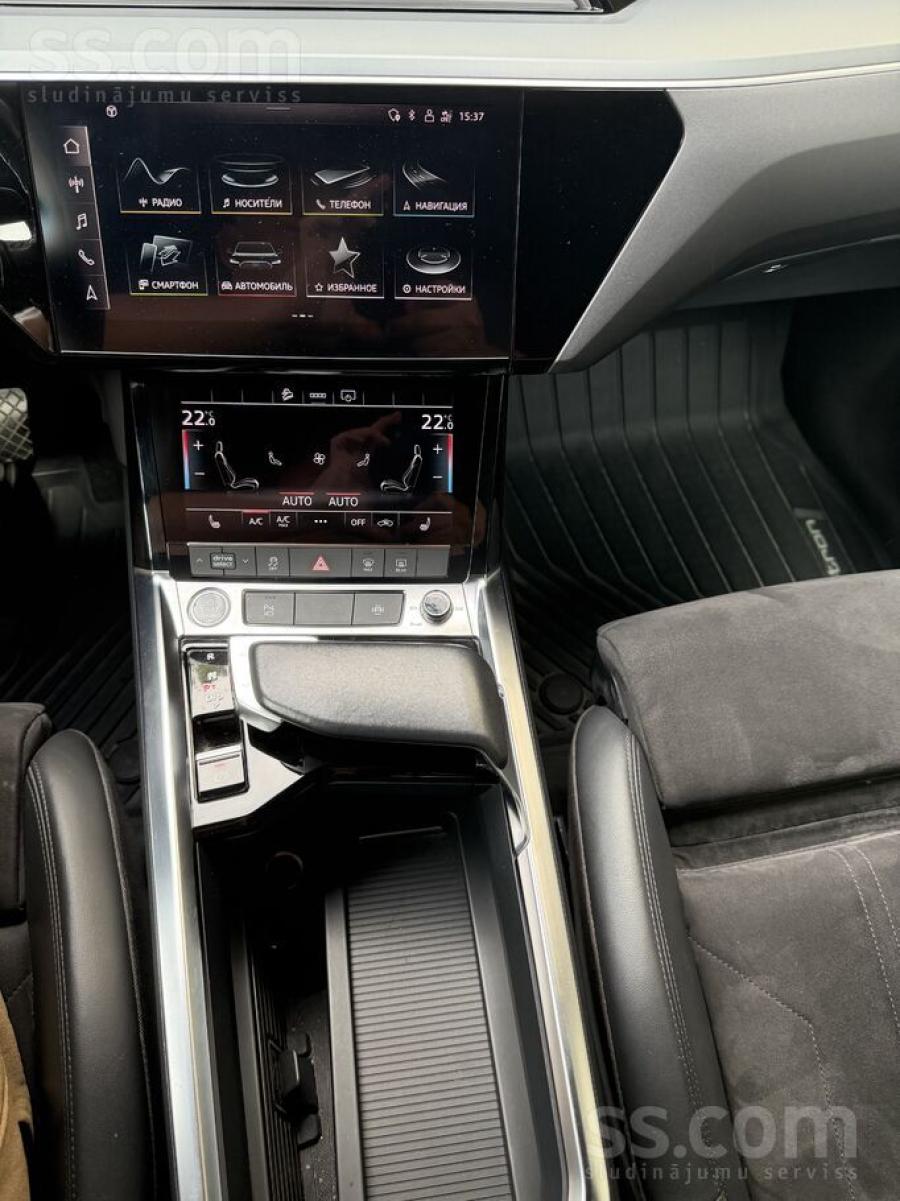 Grey Audi E-Tron 2021 in Riga, with an engine capacity of 0.00 L and mileage of 124 thousand km for 28500 €, photo 13 on AUTOMOTO.COM.LV