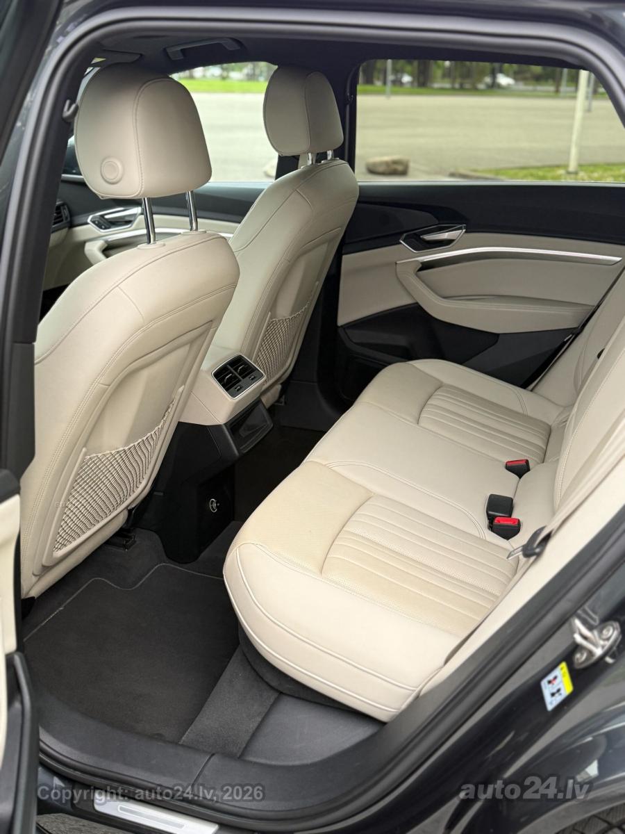 Pelēks Audi E-Tron 2020 Tallina, ar dzinēja tilpumu 0.00 L un nobraukumu 85 tūkst. km par 25900 €, foto 14 vietnē AUTOMOTO.COM.LV