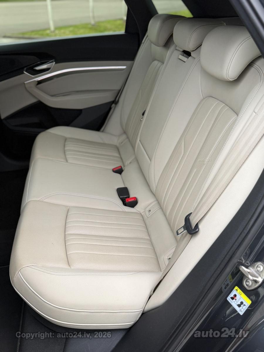 Pelēks Audi E-Tron 2020 Tallina, ar dzinēja tilpumu 0.00 L un nobraukumu 85 tūkst. km par 25900 €, foto 15 vietnē AUTOMOTO.COM.LV