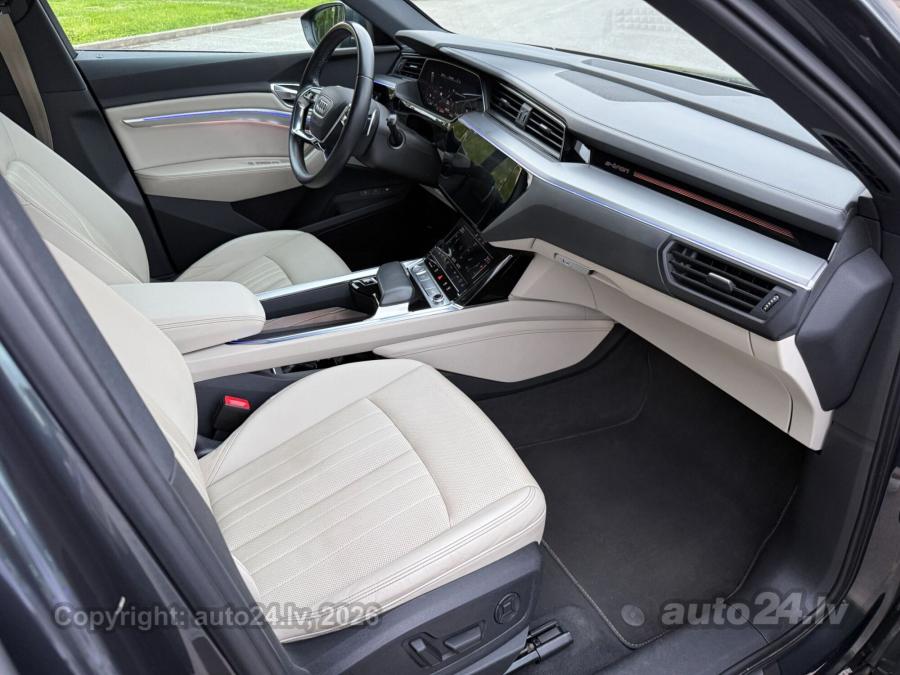 Pelēks Audi E-Tron 2020 Tallina, ar dzinēja tilpumu 0.00 L un nobraukumu 85 tūkst. km par 25900 €, foto 18 vietnē AUTOMOTO.COM.LV