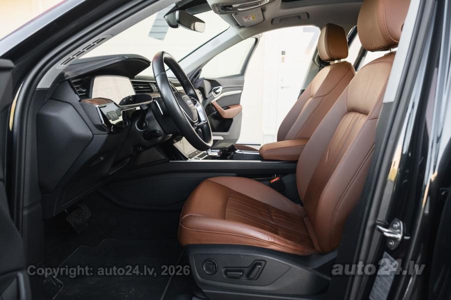 Pelēks Audi E-Tron 2020 Tallina, ar dzinēja tilpumu 0.00 L un nobraukumu 139 tūkst. km par 30999 €, foto 24 vietnē AUTOMOTO.COM.LV