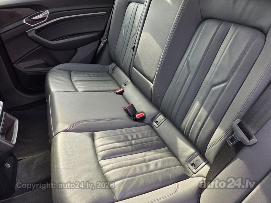 Grey Audi E-Tron 2021 in Tallinn, with an engine capacity of 0.00 L and mileage of 120 thousand km for 29500 €, photo 20 on AUTOMOTO.COM.LV