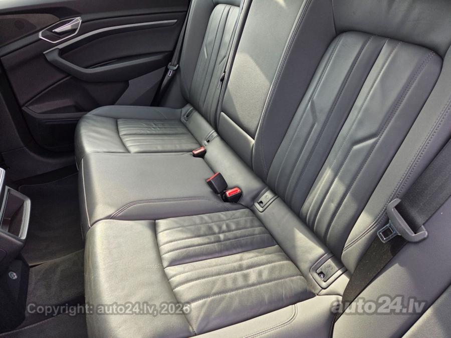 Серый Ауди E-Tron 2021 в Таллин, объемом двигателя 0.00 л и пробегом 120 тыс. км за 26500 €, фото 19 на AUTOMOTO.COM.LV