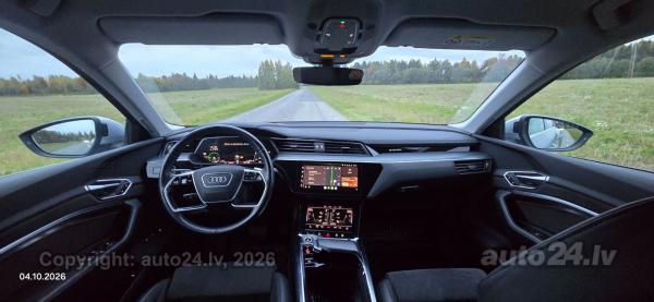 Серый Ауди E-Tron 2021 в Пайде, объемом двигателя 0.00 л и пробегом 138 тыс. км за 27000 €, фото 4 на AUTOMOTO.COM.LV