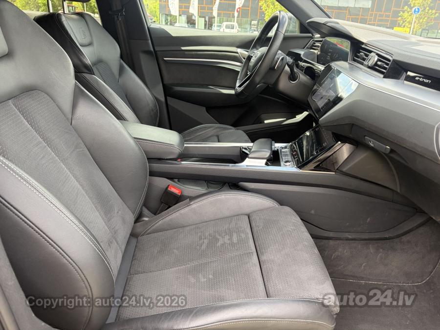 Grey Audi E-Tron 2022 in Tallinn, with an engine capacity of 0.00 L and mileage of 47 thousand km for 39900 €, photo 8 on AUTOMOTO.COM.LV
