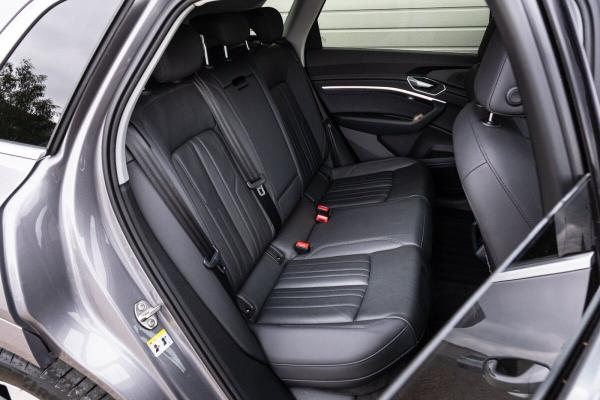 Grey Audi E-Tron 2022 in Jelgava, with an engine capacity of 0.00 L and mileage of 72 thousand km for 32900 €, photo 6 on AUTOMOTO.COM.LV
