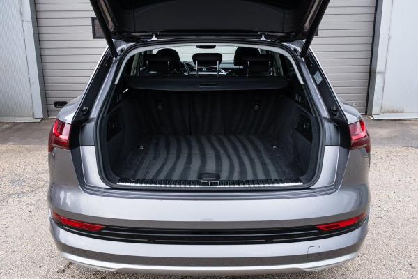 Grey Audi E-Tron 2022 in Jelgava, with an engine capacity of 0.00 L and mileage of 72 thousand km for 32900 €, photo 7 on AUTOMOTO.COM.LV