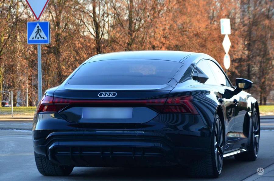 Black Audi E-tron GT 2021 in Vilnius, with an engine capacity of 0.00 L and mileage of 141 thousand km for 44990 €, photo 35 on AUTOMOTO.COM.LV