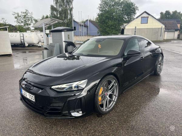 Black Audi E-tron GT 2022 in Ukmerge, with an engine capacity of 0.00 L and mileage of 110 thousand km for 52500 €, photo 2 on AUTOMOTO.COM.LV