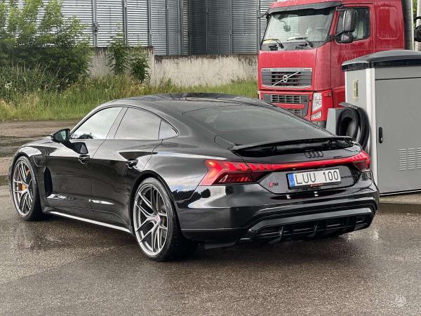 Black Audi E-tron GT 2022 in Ukmerge, with an engine capacity of 0.00 L and mileage of 110 thousand km for 52500 €, photo 5 on AUTOMOTO.COM.LV