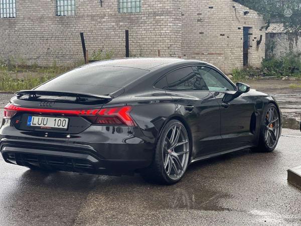 Black Audi E-tron GT 2022 in Ukmerge, with an engine capacity of 0.00 L and mileage of 110 thousand km for 52500 €, photo 6 on AUTOMOTO.COM.LV
