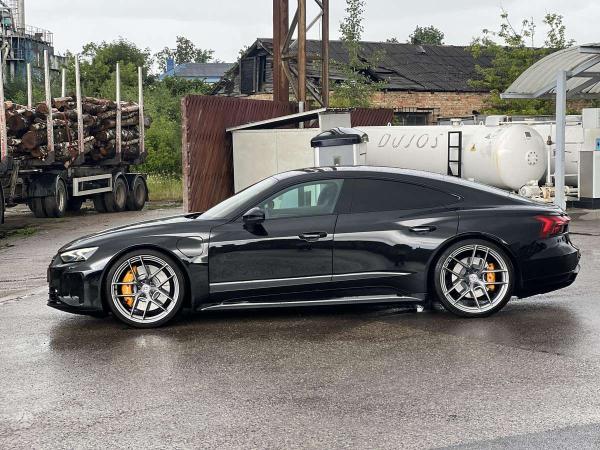Black Audi E-tron GT 2022 in Ukmerge, with an engine capacity of 0.00 L and mileage of 110 thousand km for 52500 €, photo 7 on AUTOMOTO.COM.LV