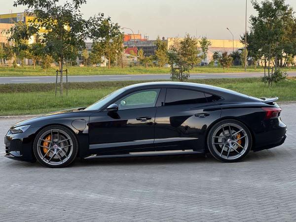 Black Audi E-tron GT 2022 in Ukmerge, with an engine capacity of 0.00 L and mileage of 115 thousand km for 49950 €, photo 7 on AUTOMOTO.COM.LV