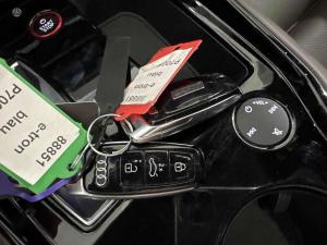 Zils Audi E-tron GT 2023 Viļņa, ar dzinēja tilpumu 0.00 L un nobraukumu 84 tūkst. km par 49888 €, foto 15 vietnē AUTOMOTO.COM.LV