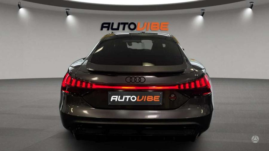 Pelēks Audi E-tron GT 2025 Viļņa, ar dzinēja tilpumu 0.00 L un nobraukumu 12 tūkst. km par 68111 €, foto 6 vietnē AUTOMOTO.COM.LV