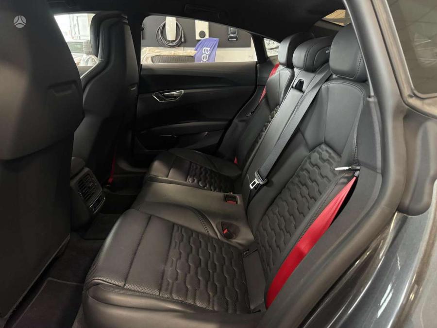 Pelēks Audi E-tron GT 2025 Viļņa, ar dzinēja tilpumu 0.00 L un nobraukumu 12 tūkst. km par 68111 €, foto 17 vietnē AUTOMOTO.COM.LV