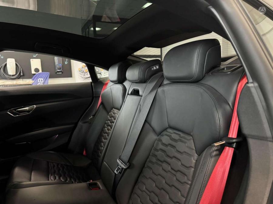 Pelēks Audi E-tron GT 2025 Viļņa, ar dzinēja tilpumu 0.00 L un nobraukumu 12 tūkst. km par 68111 €, foto 18 vietnē AUTOMOTO.COM.LV