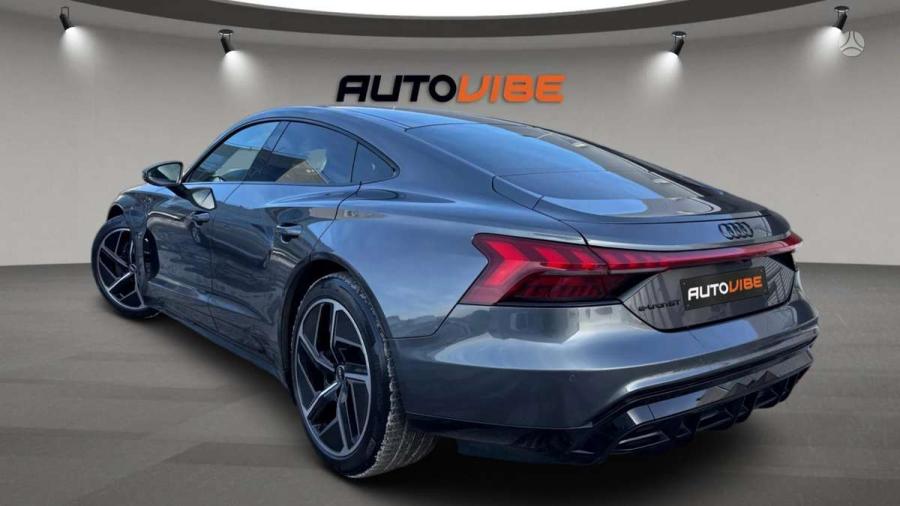 Pelēks Audi E-tron GT 2021 Viļņa, ar dzinēja tilpumu 0.00 L un nobraukumu 107 tūkst. km par 41989 €, foto 3 vietnē AUTOMOTO.COM.LV