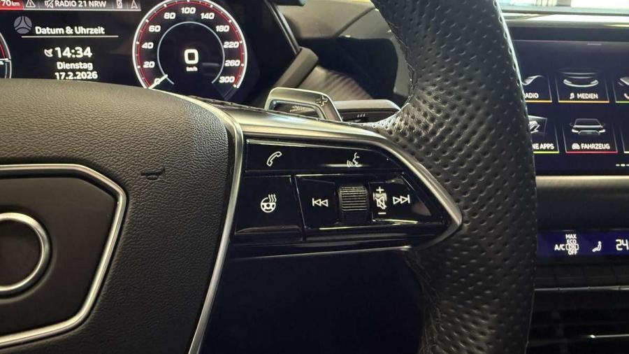 Pelēks Audi E-tron GT 2021 Viļņa, ar dzinēja tilpumu 0.00 L un nobraukumu 107 tūkst. km par 41989 €, foto 22 vietnē AUTOMOTO.COM.LV