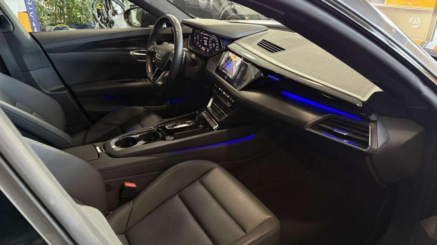 Pelēks Audi E-tron GT 2021 Viļņa, ar dzinēja tilpumu 0.00 L un nobraukumu 107 tūkst. km par 41989 €, foto 28 vietnē AUTOMOTO.COM.LV