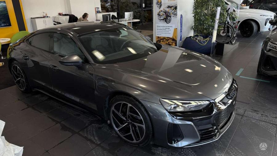 Pelēks Audi E-tron GT 2021 Viļņa, ar dzinēja tilpumu 0.00 L un nobraukumu 107 tūkst. km par 41989 €, foto 29 vietnē AUTOMOTO.COM.LV