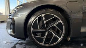 Pelēks Audi E-tron GT 2021 Viļņa, ar dzinēja tilpumu 0.00 L un nobraukumu 107 tūkst. km par 41989 €, foto 30 vietnē AUTOMOTO.COM.LV