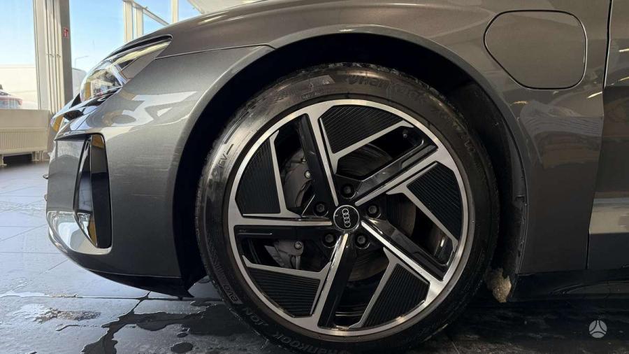 Pelēks Audi E-tron GT 2021 Viļņa, ar dzinēja tilpumu 0.00 L un nobraukumu 107 tūkst. km par 41989 €, foto 30 vietnē AUTOMOTO.COM.LV