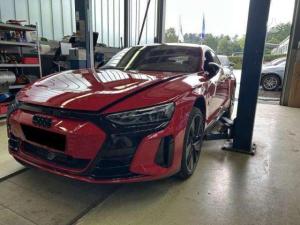 Sarkans Audi E-tron GT 2023 Klaipėda, ar dzinēja tilpumu 0.00 L un nobraukumu 44 tūkst. km par 31000 €, foto  vietnē AUTOMOTO.COM.LV