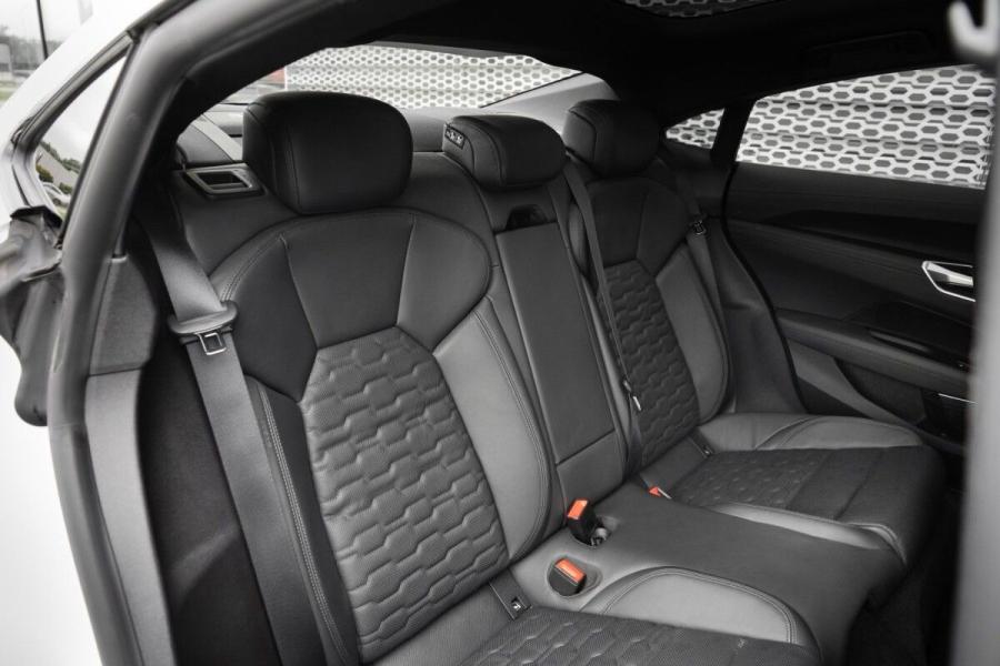 White Audi E-tron GT 2021 in Marupe, with an engine capacity of 0.00 L and mileage of 87 thousand km for 54600 €, photo 31 on AUTOMOTO.COM.LV