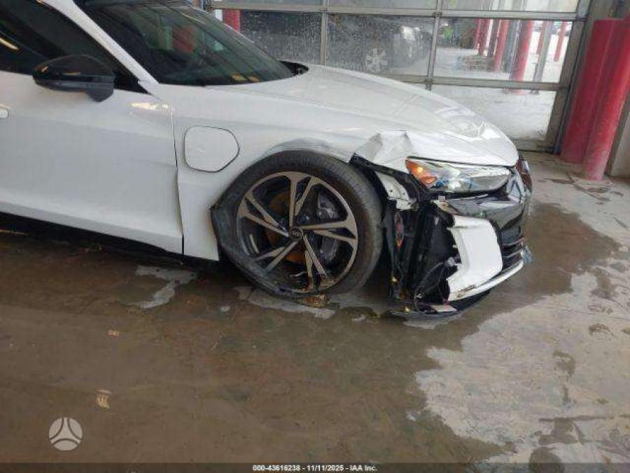 White Audi E-tron GT 2022 in Klaipeda, with an engine capacity of 0.00 L and mileage of 9 thousand km for 23600 €, photo 6 on AUTOMOTO.COM.LV