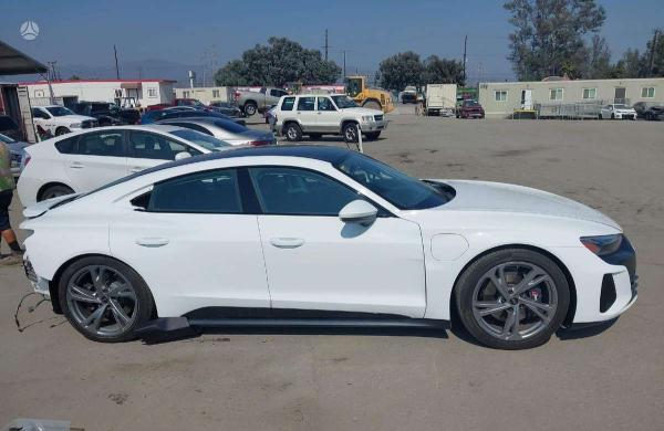 Balts Audi E-tron GT 2024 Viļņa, ar dzinēja tilpumu 0.00 L un nobraukumu 33 tūkst. km par 38800 €, foto 11 vietnē AUTOMOTO.COM.LV