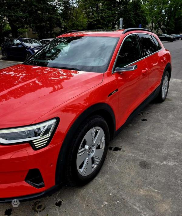Orange Audi E-Tron 2020 in Kaunas, with an engine capacity of 0.00 L and mileage of 101 thousand km for 26000 €, photo 3 on AUTOMOTO.COM.LV