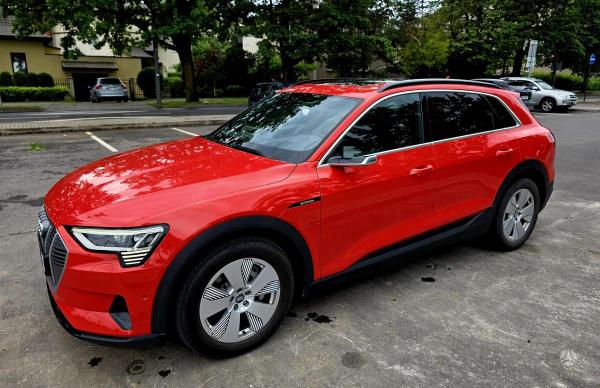 Orange Audi E-Tron 2020 in Kaunas, with an engine capacity of 0.00 L and mileage of 101 thousand km for 26000 €, photo 4 on AUTOMOTO.COM.LV
