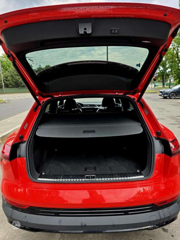 Orange Audi E-Tron 2020 in Kaunas, with an engine capacity of 0.00 L and mileage of 101 thousand km for 26000 €, photo 8 on AUTOMOTO.COM.LV