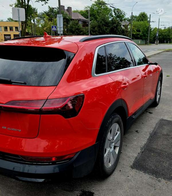 Orange Audi E-Tron 2020 in Kaunas, with an engine capacity of 0.00 L and mileage of 101 thousand km for 26000 €, photo 9 on AUTOMOTO.COM.LV