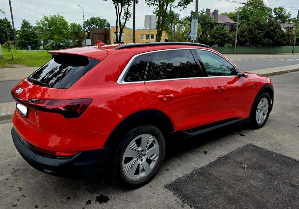 Orange Audi E-Tron 2020 in Kaunas, with an engine capacity of 0.00 L and mileage of 101 thousand km for 26000 €, photo 10 on AUTOMOTO.COM.LV