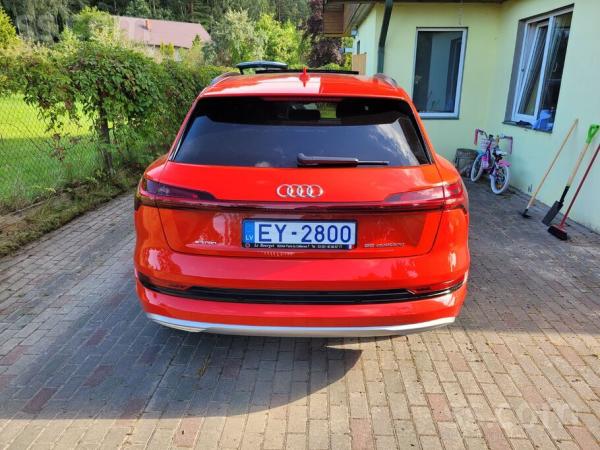 Red Audi E-Tron 2018 in Riga, with an engine capacity of 0.00 L and mileage of 155 thousand km for 23500 €, photo 5 on AUTOMOTO.COM.LV