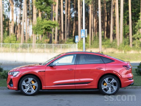 Red Audi E-Tron 2022 in Riga, with an engine capacity of 0.00 L and mileage of 12 thousand km for 46500 €, photo 4 on AUTOMOTO.COM.LV