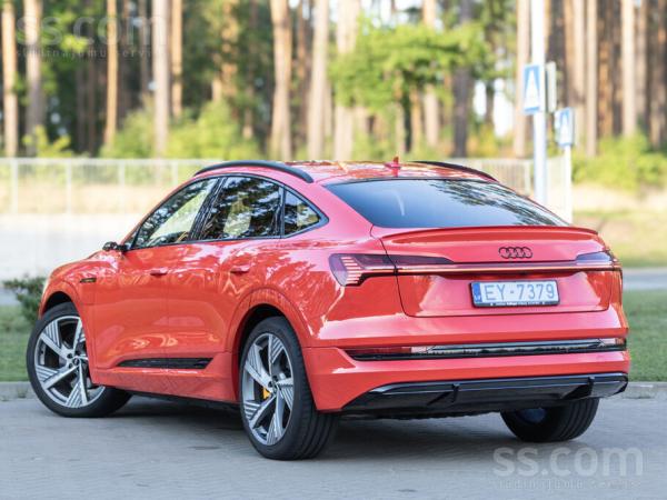 Red Audi E-Tron 2022 in Riga, with an engine capacity of 0.00 L and mileage of 12 thousand km for 46500 €, photo 8 on AUTOMOTO.COM.LV