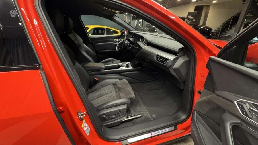 Red Audi E-Tron 2020 in Riga, with an engine capacity of 0.00 L and mileage of 78 thousand km for 30990 €, photo 11 on AUTOMOTO.COM.LV