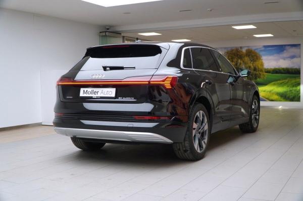 Audi E-Tron 2022 Peetri, ar dzinēja tilpumu 0.10 L un nobraukumu 33 tūkst. km par 33350 €, foto 4 vietnē AUTOMOTO.COM.LV
