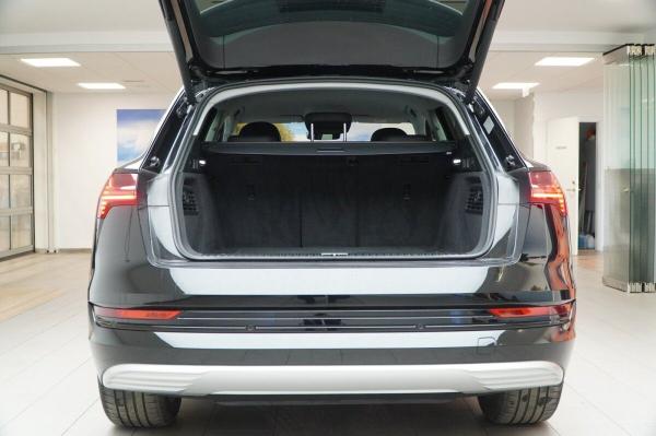 Audi E-Tron 2022 Peetri, ar dzinēja tilpumu 0.10 L un nobraukumu 33 tūkst. km par 33350 €, foto 7 vietnē AUTOMOTO.COM.LV