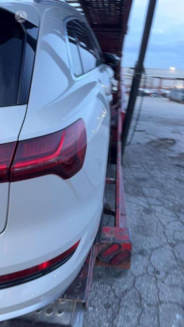 White Audi E-Tron 2019 in Vilnius, with an engine capacity of 0.00 L and mileage of 120 thousand km for 14800 €, photo 8 on AUTOMOTO.COM.LV