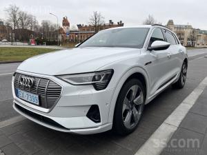 White Audi E-Tron 2019 in Riga, with an engine capacity of 0.00 L and mileage of 135 thousand km for 26900 €, photo 4 on AUTOMOTO.COM.LV
