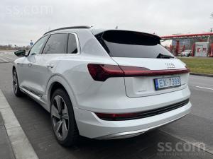 White Audi E-Tron 2019 in Riga, with an engine capacity of 0.00 L and mileage of 135 thousand km for 26900 €, photo 5 on AUTOMOTO.COM.LV