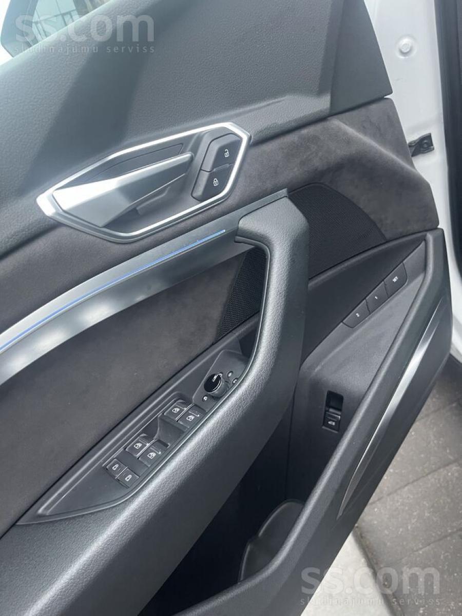 White Audi E-Tron 2019 in Riga, with an engine capacity of 0.00 L and mileage of 135 thousand km for 26900 €, photo 15 on AUTOMOTO.COM.LV