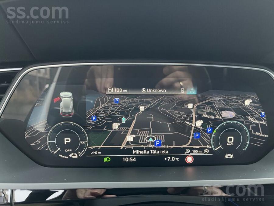White Audi E-Tron 2019 in Riga, with an engine capacity of 0.00 L and mileage of 135 thousand km for 26900 €, photo 26 on AUTOMOTO.COM.LV
