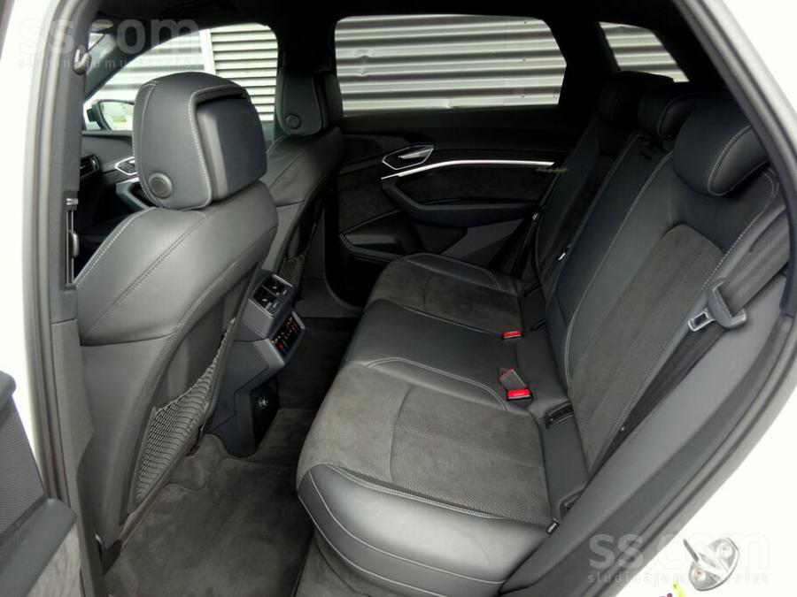 White Audi E-Tron 2019 in Riga, with an engine capacity of 0.00 L and mileage of 98 thousand km for 25500 €, photo 8 on AUTOMOTO.COM.LV