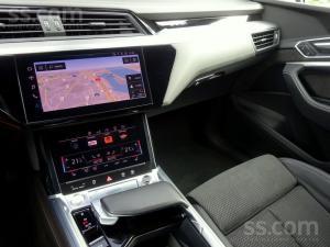 White Audi E-Tron 2019 in Riga, with an engine capacity of 0.00 L and mileage of 98 thousand km for 25500 €, photo 11 on AUTOMOTO.COM.LV